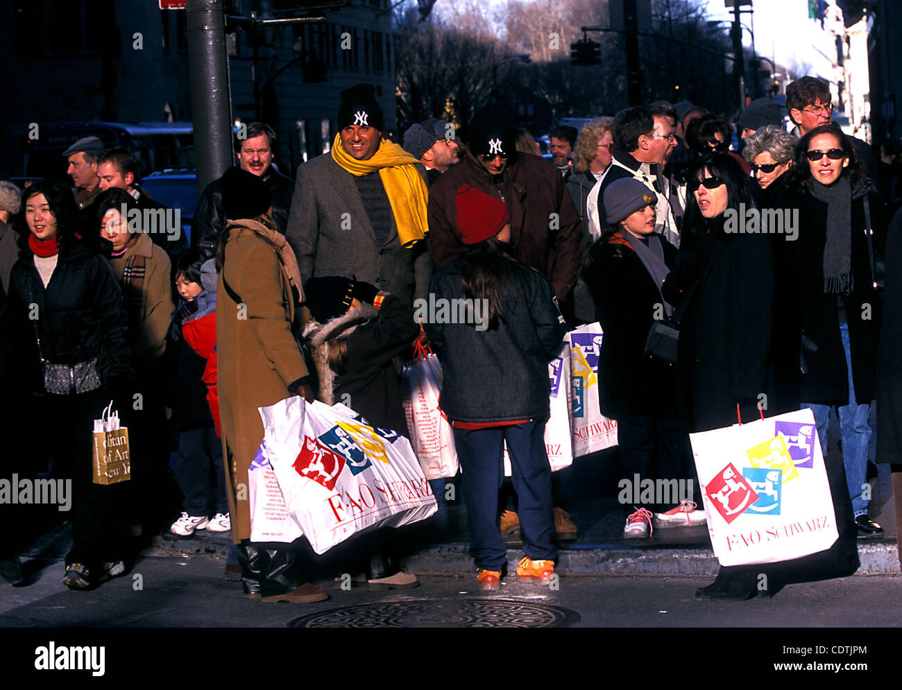 2001 CHRISTMAS NEW YORK New York . / 2001.HOLIDAY SHOPPERS(Credit Image ...
