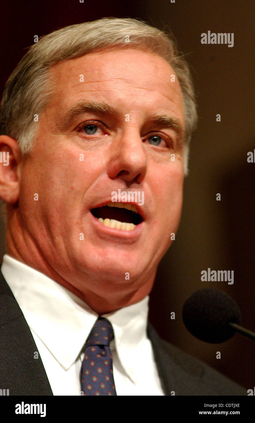 K33923AR .HOWARD DEAN CAMPAIGNING FOR PRESIDENT AT COOPER UNION , NEW ...