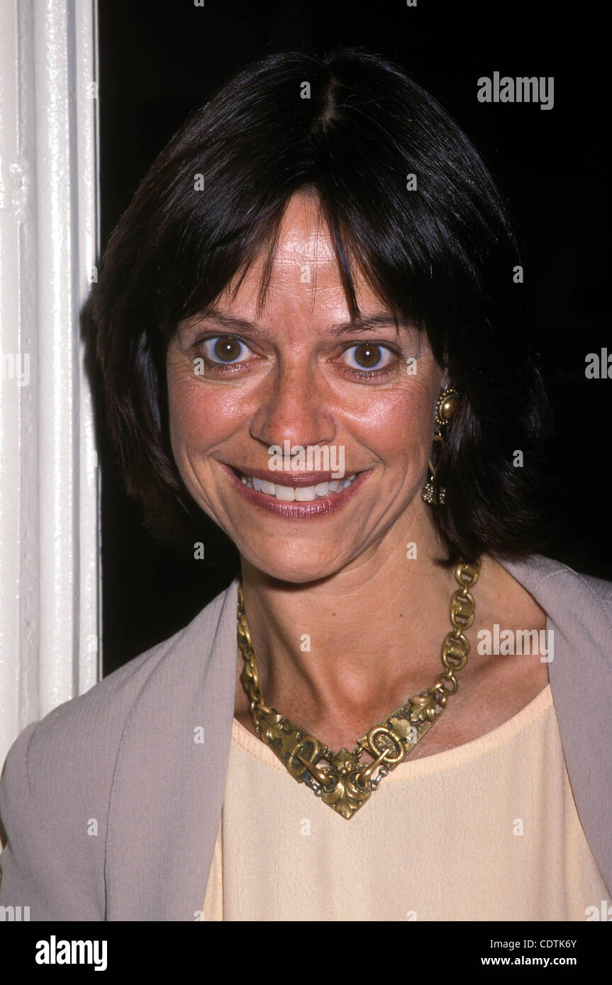 K13255HMc.JOYCE MAYNARD BOOK SIGNING ''AT HOME IN THE WORLD''.AT BARNES ...