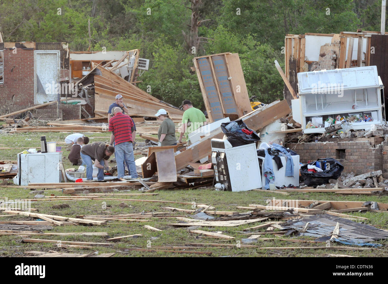 April 29, 2011 - Trenton, GEORGIA, U.S. - Friends help Paula Tinker and ...