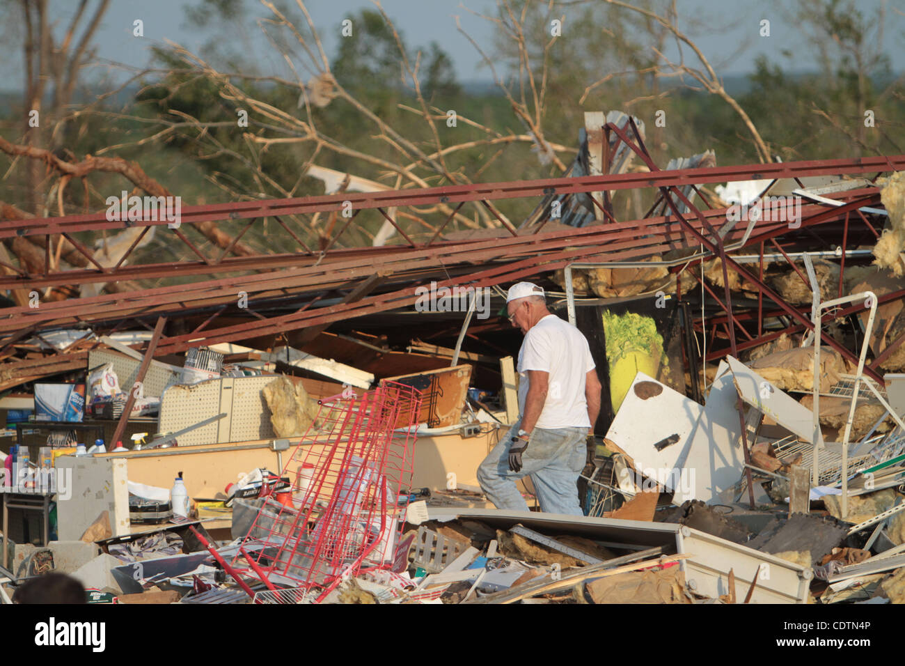 Apr 30, 2011 - Holt, Alabama, U.S. - Residents search for their ...