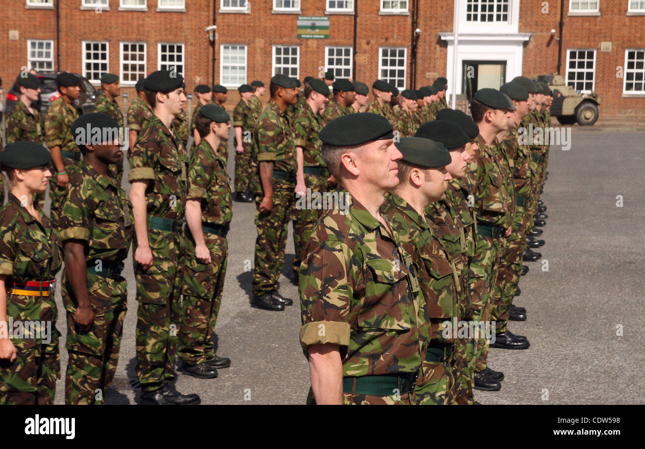 The 2nd Battallion of the British Rifles march through the streets of ...