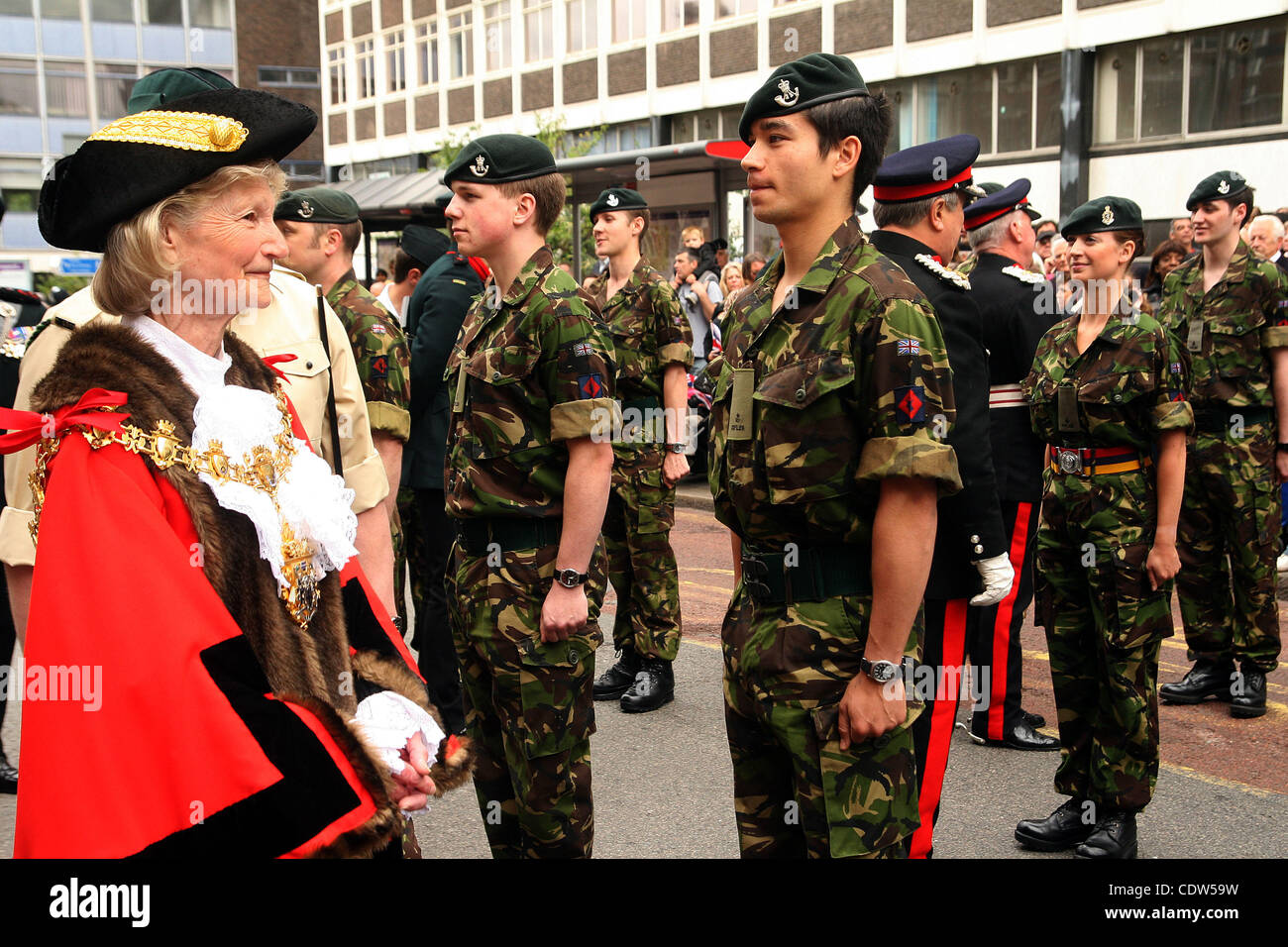 The 2nd Battallion of the Rifles march through the streets of Croydon ...