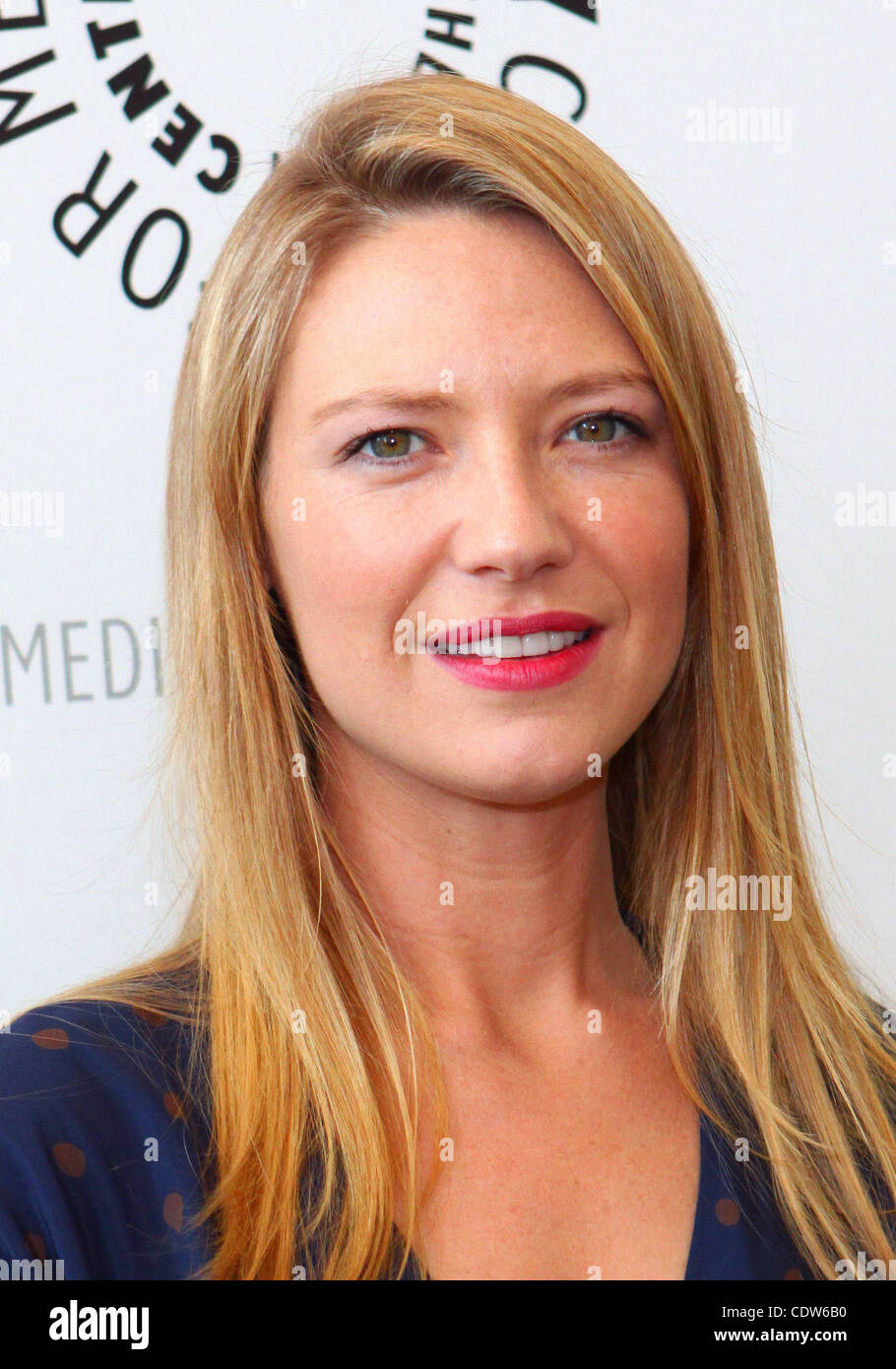 Anna torv fringe hi-res stock photography and images - Alamy