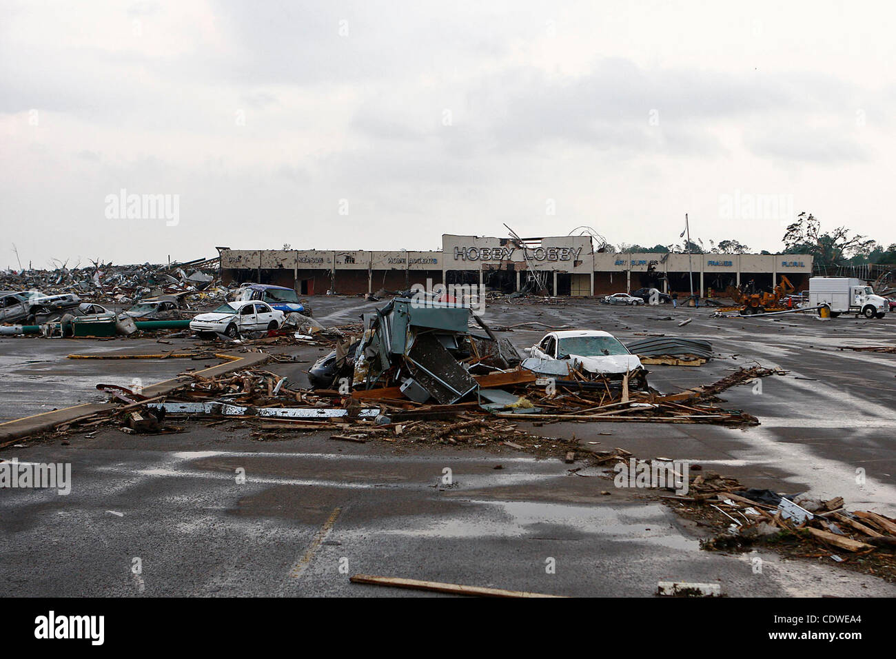 Apr. 28, 2011 - Tuscaloosa, Alabama, U.S. - A shopping center hit hard ...