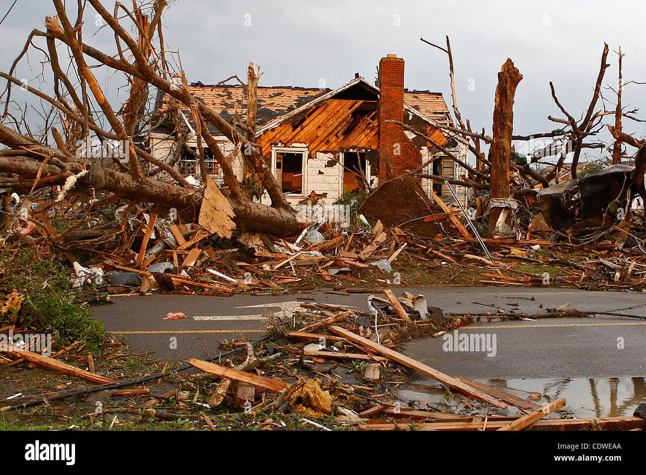 Apr. 28, 2011 - Tuscaloosa, Alabama, U.S. - A damaged house after the ...