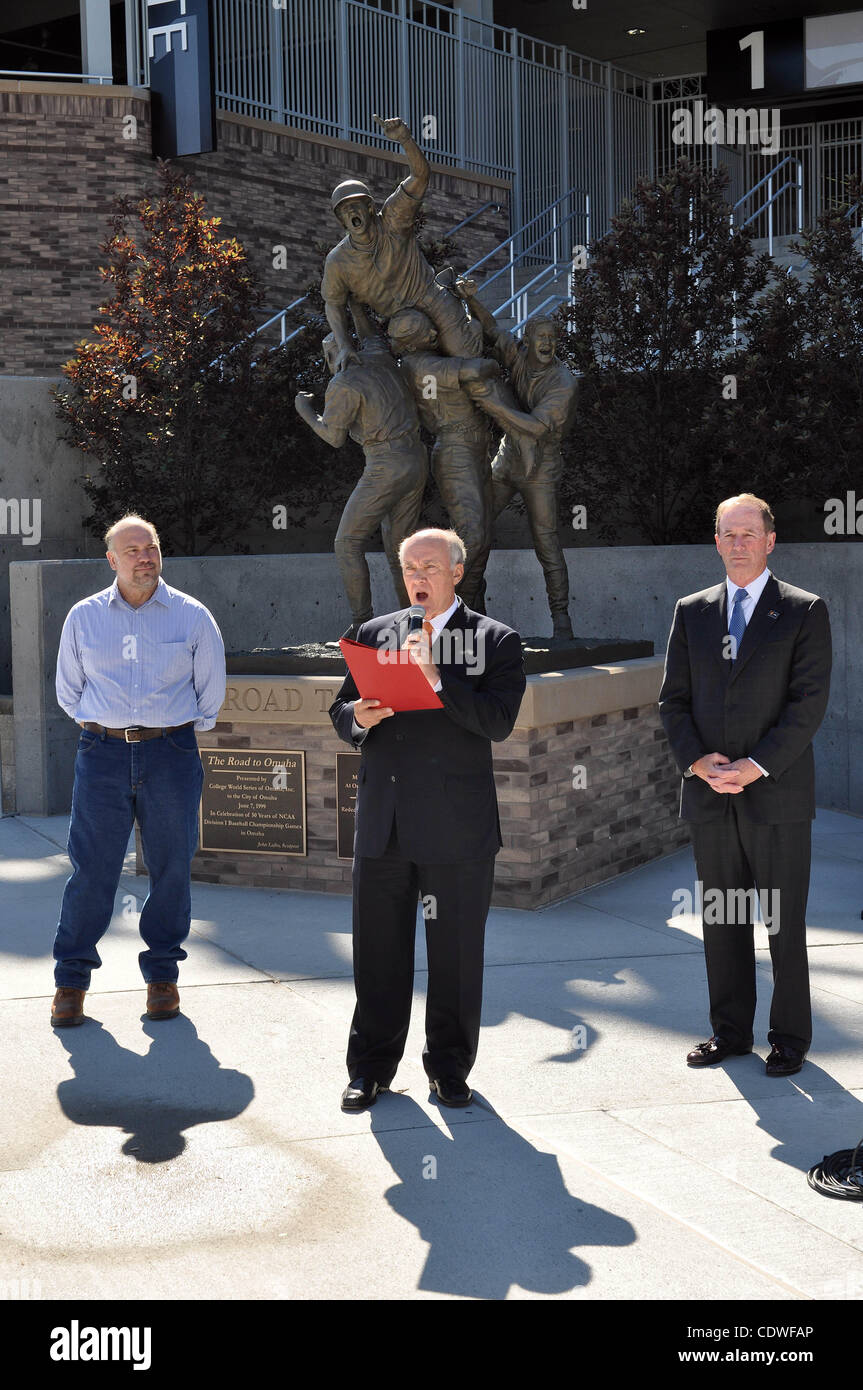College world series hi-res stock photography and images - Alamy