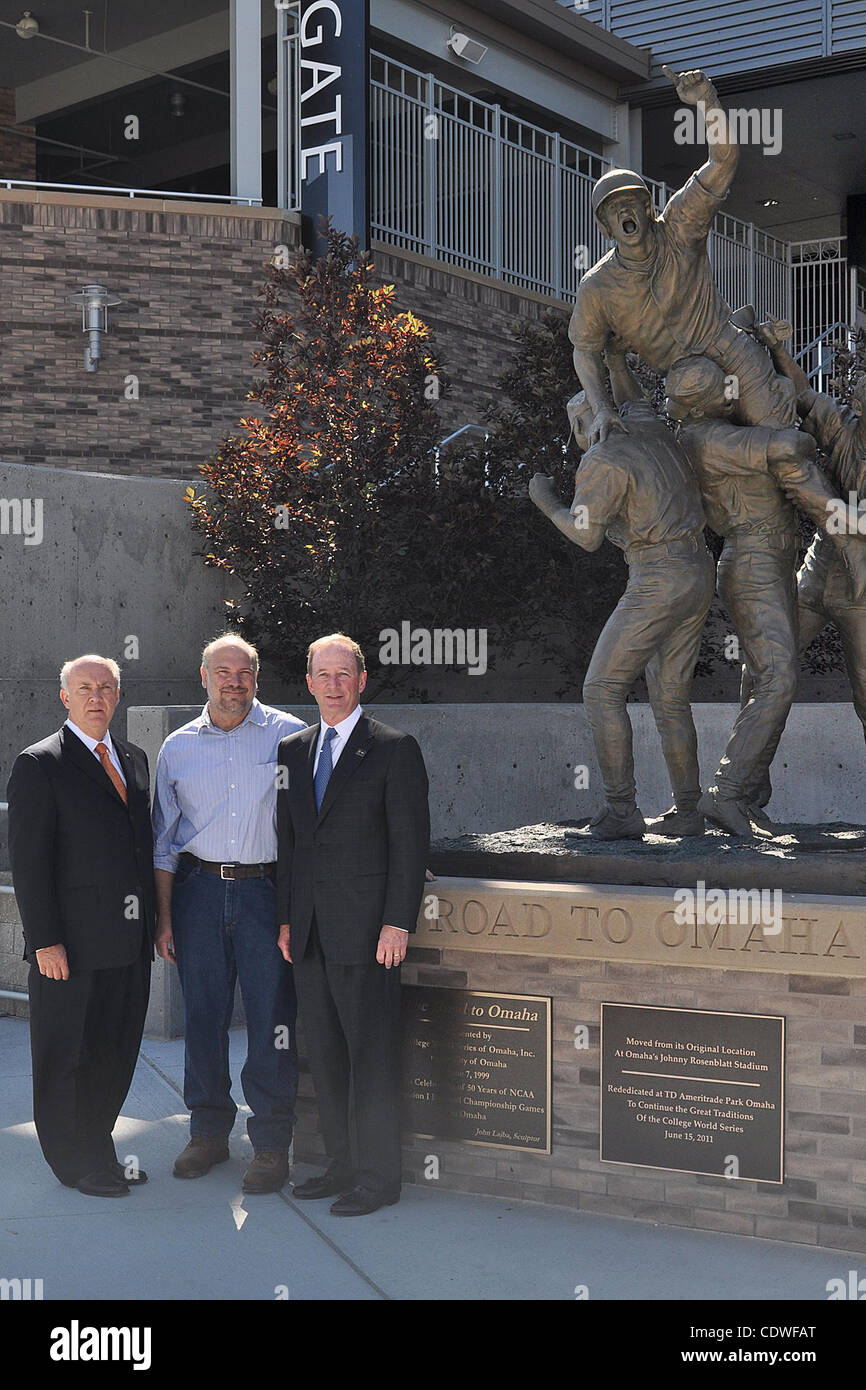 June 15, 2011 - Omaha, Nebraska, U.S - Omaha Mayor Jim Suttle, sculptor ...