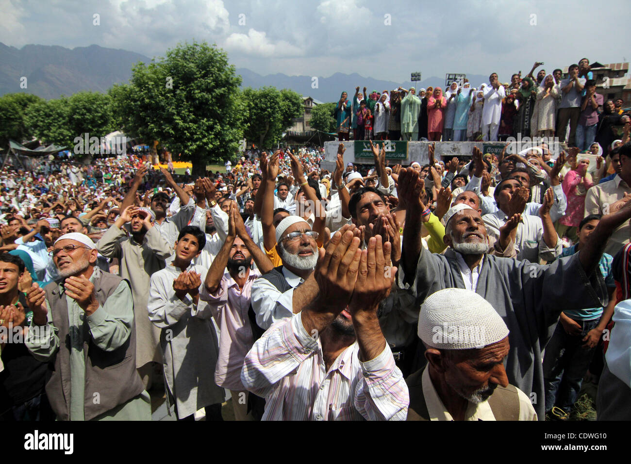 June 30, 2011 - Srinagar, Kashmir, India - Kashmiri Muslim devotees ...