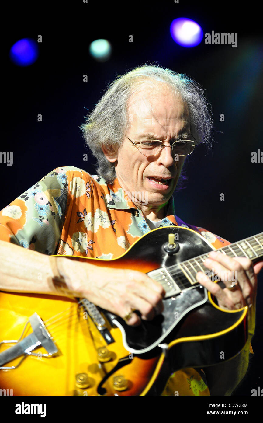 July 15, 2011 - Orange Beach, Alabama, U.S - Yes guitarist Steve Howe ...