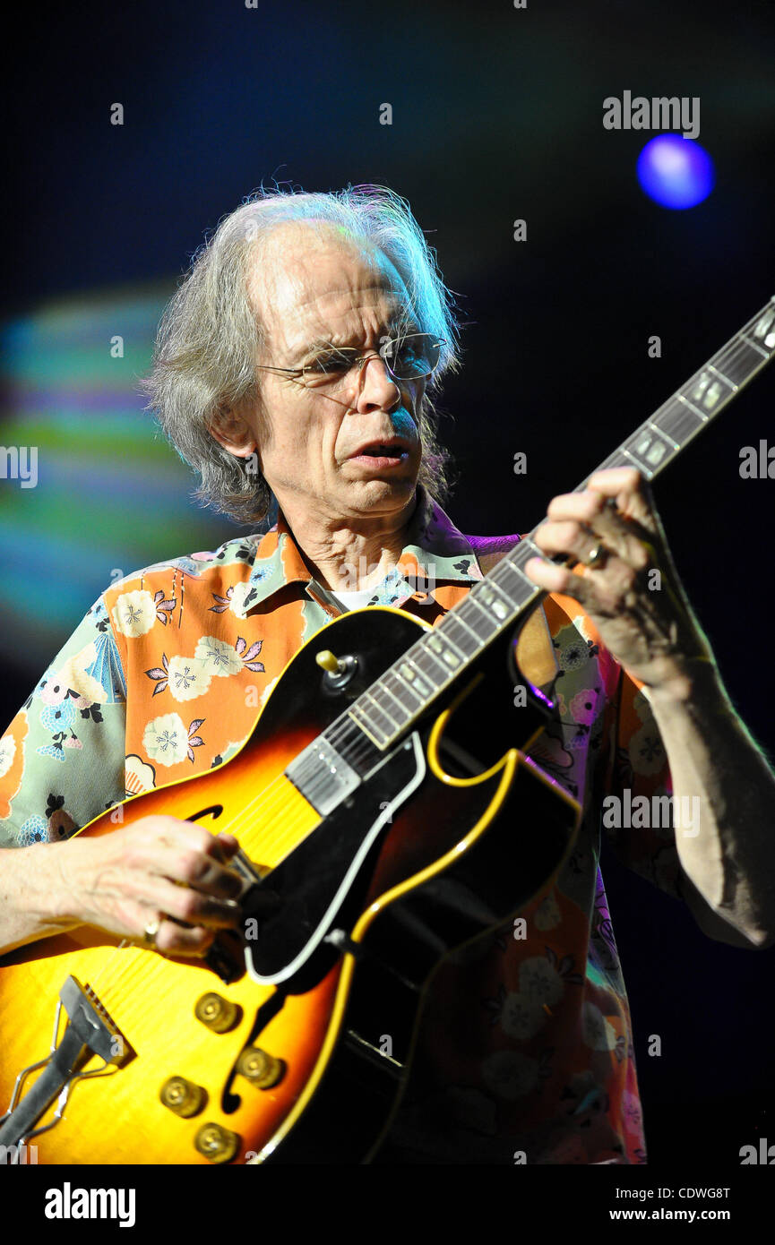 July 15, 2011 - Orange Beach, Alabama, U.S - Yes guitarist Steve Howe ...
