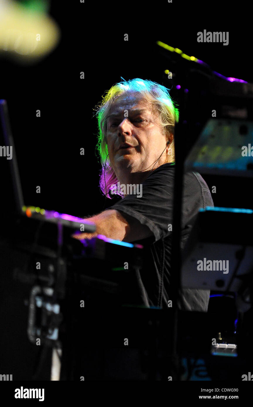 Yes keyboardist geoff downes hi-res stock photography and images - Alamy