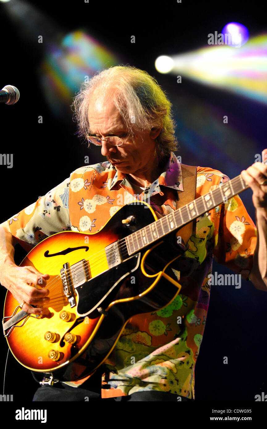 Guitarist steve howe hi-res stock photography and images - Alamy