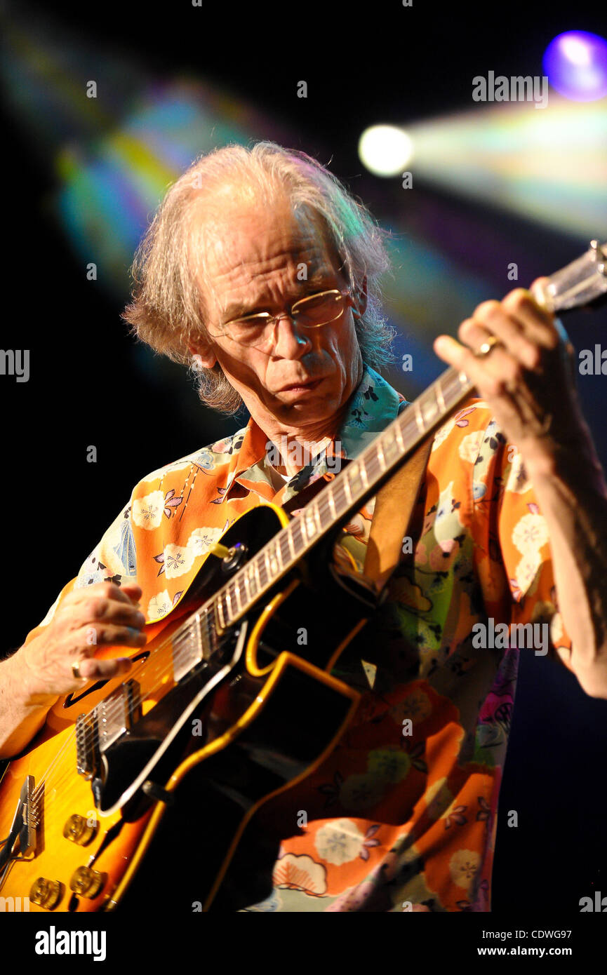 Steve howe hi-res stock photography and images - Alamy