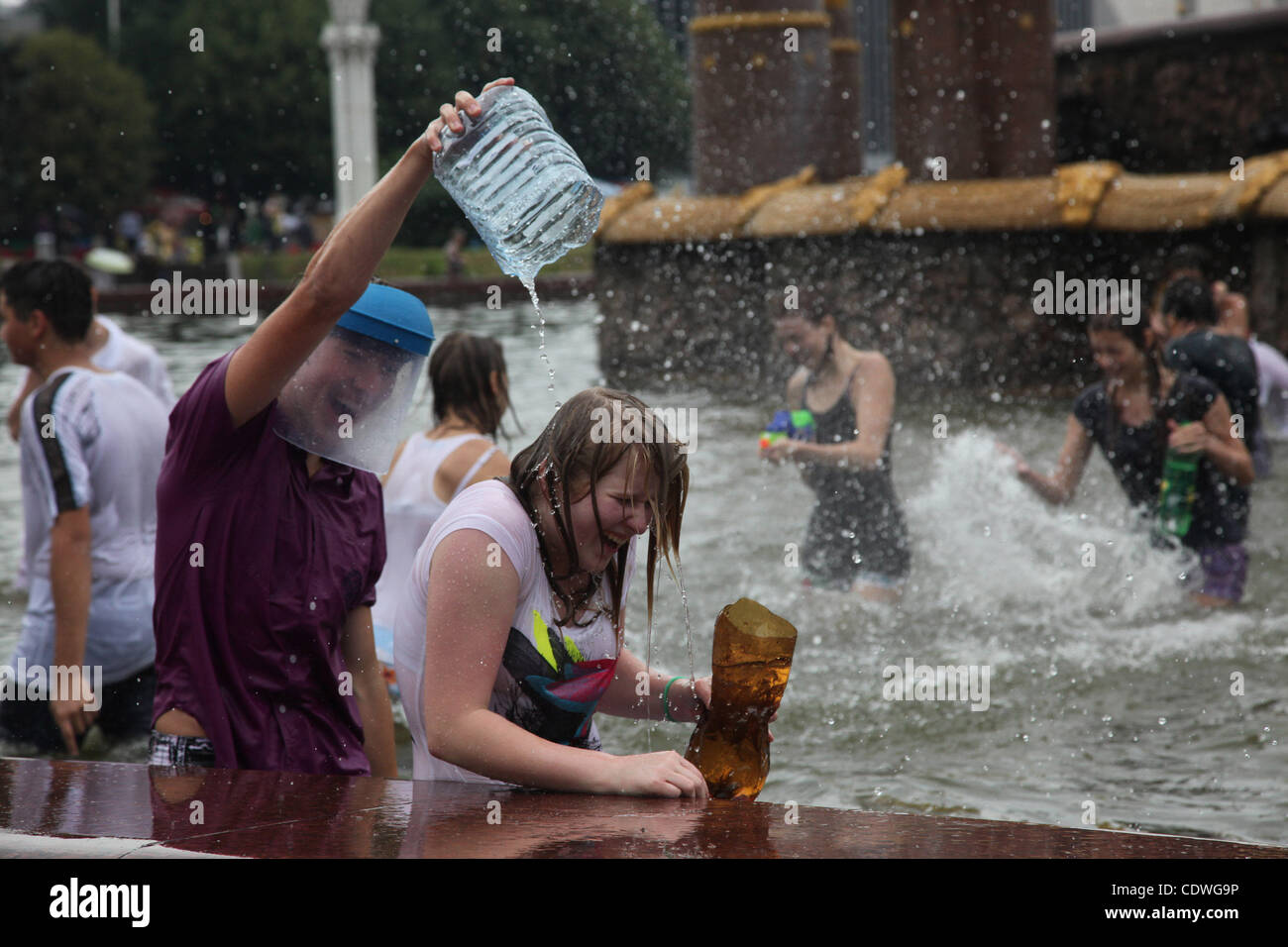 Getting wet fountain hi-res stock photography and images - Alamy