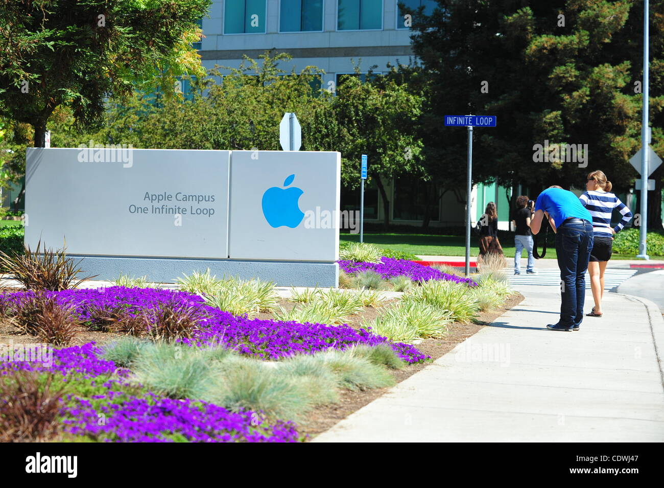 Sept. 6, 2011 - Cupertino, California - U.S. - People take pictures at ...
