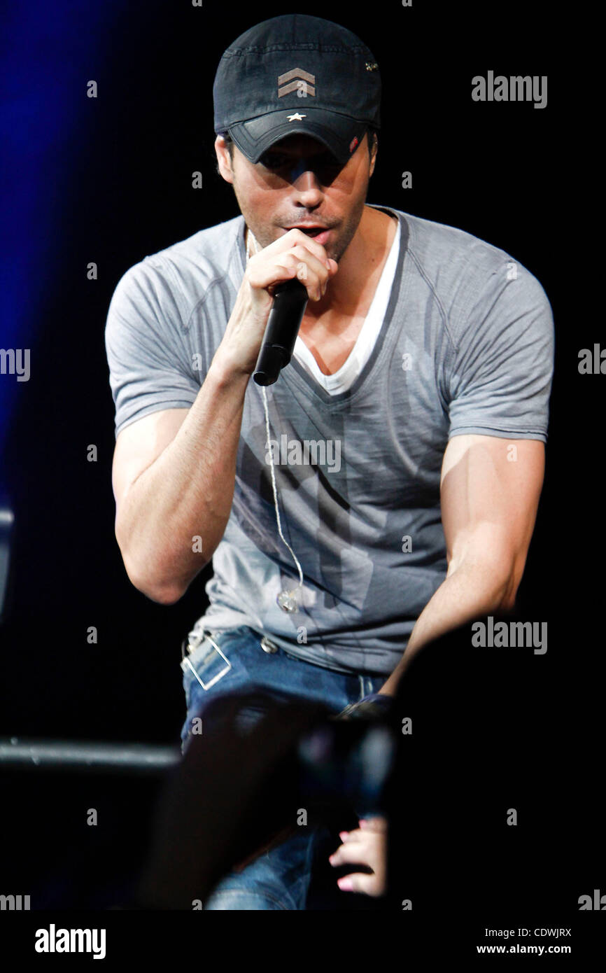 Enrique iglesias performing madison square hi-res stock photography and ...