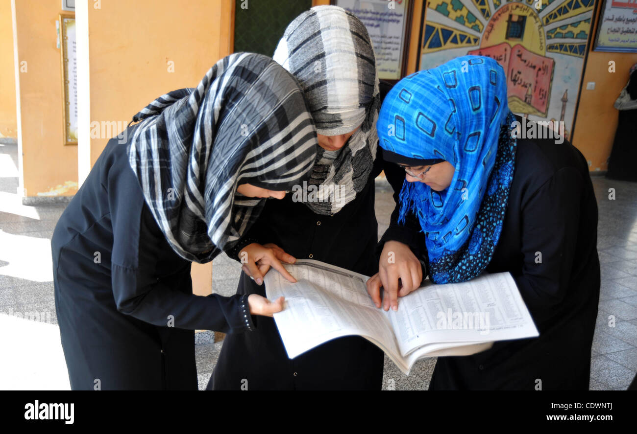 School results newspaper hi-res stock photography and images - Alamy