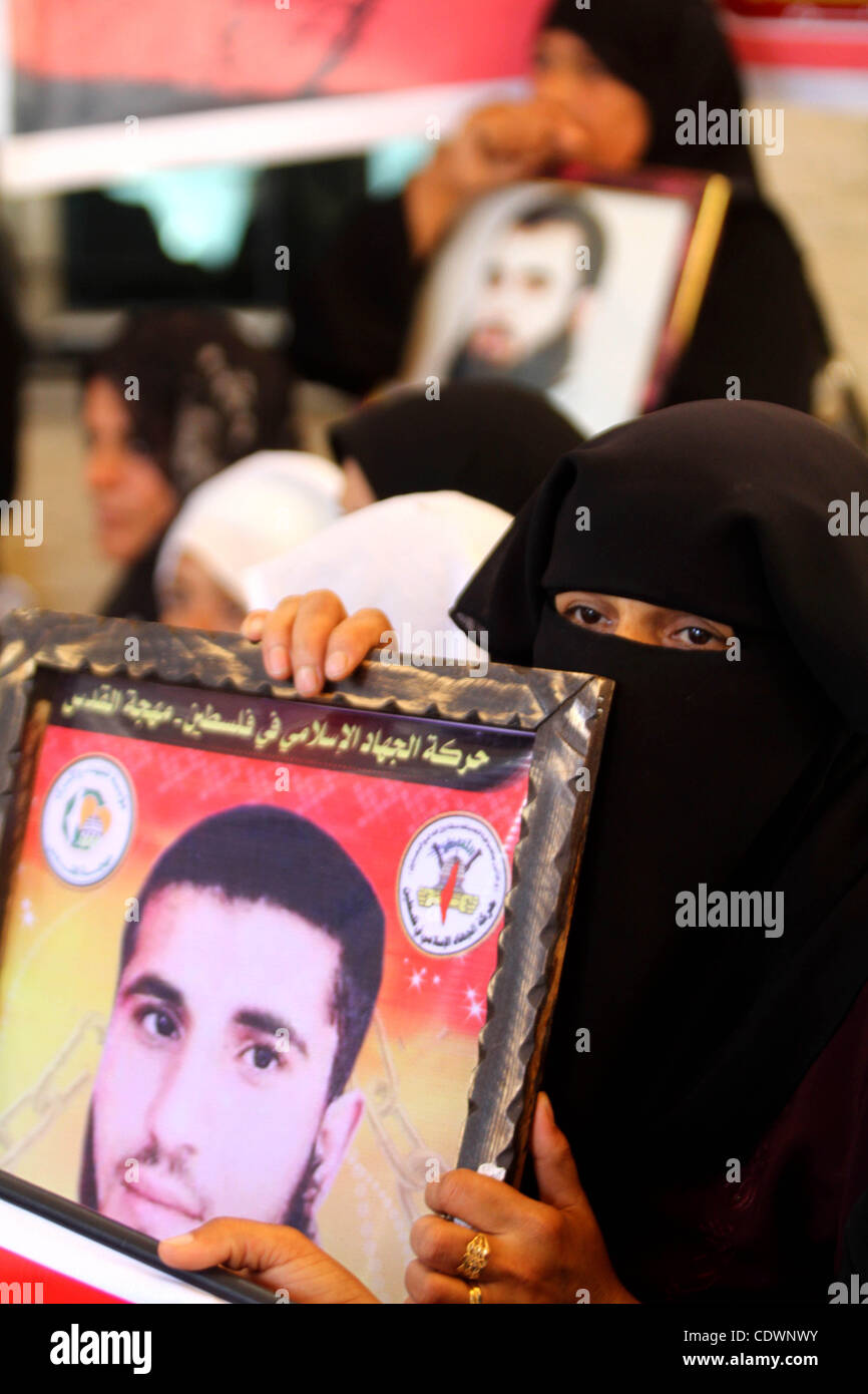Palestinians women hold pictures of their prisoned relatives in Israeli ...