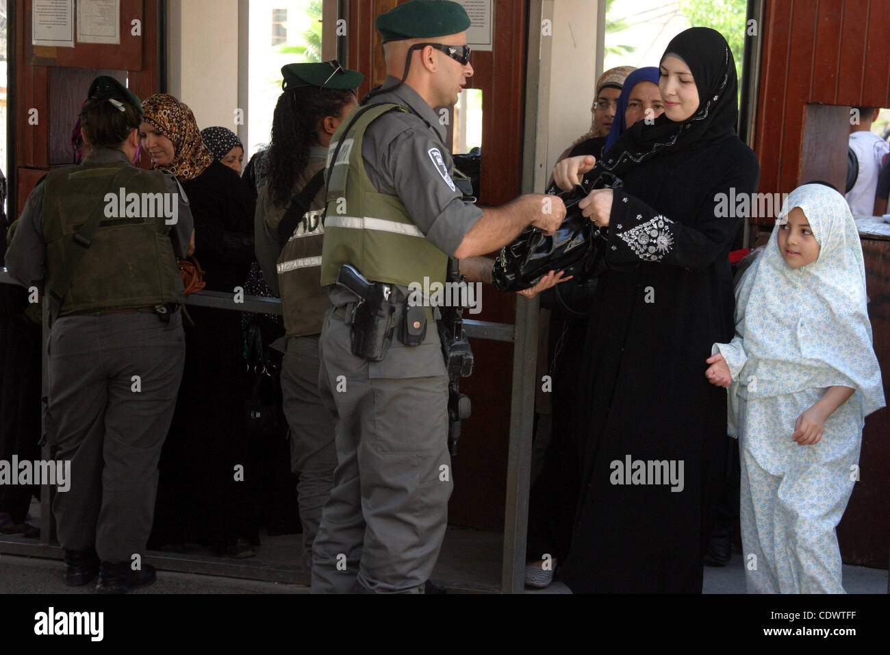 Israeli army checkpoint hi-res stock photography and images - Alamy