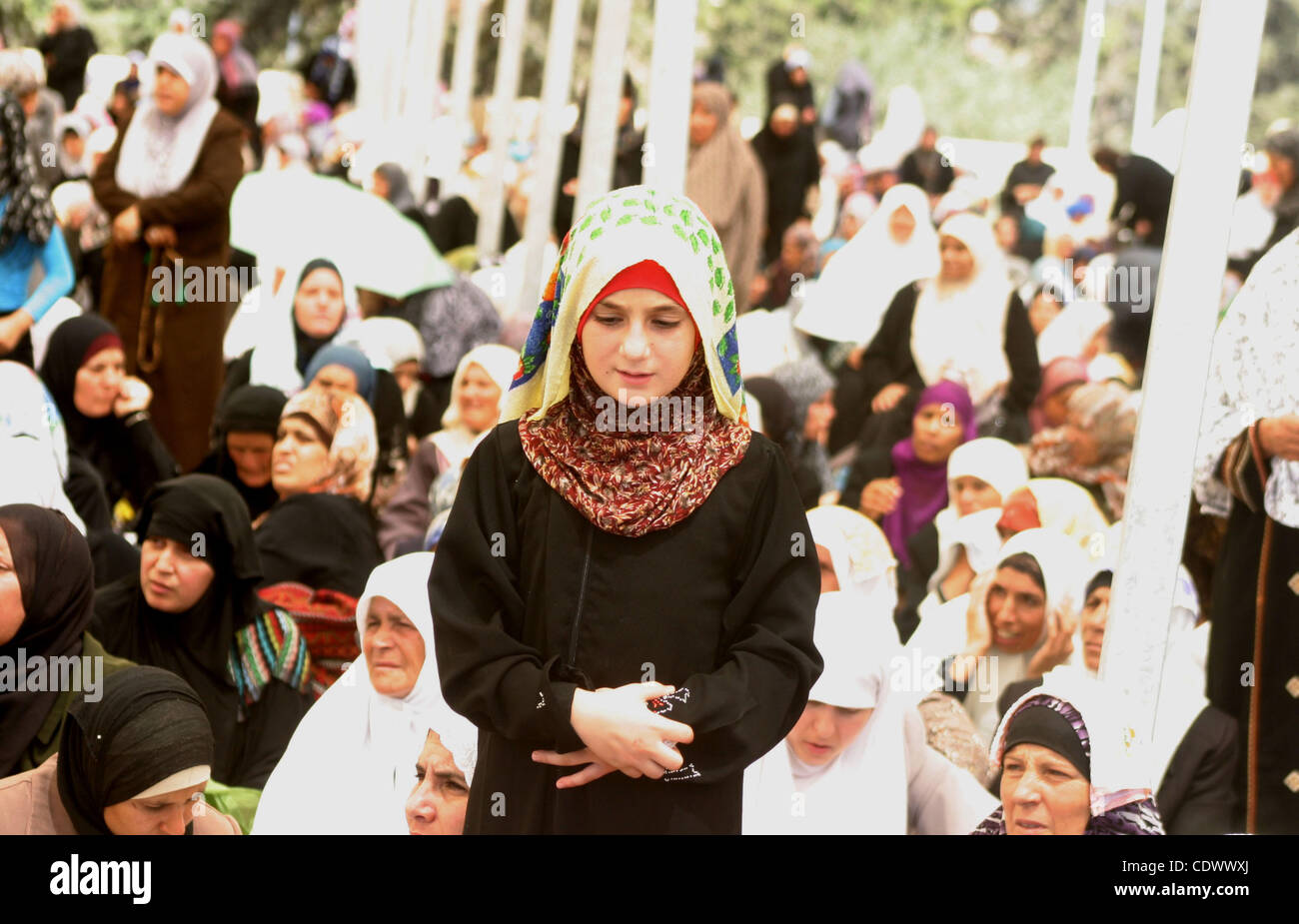 Palestinian Muslim women pray outside the Dome of the Rock mosque ...