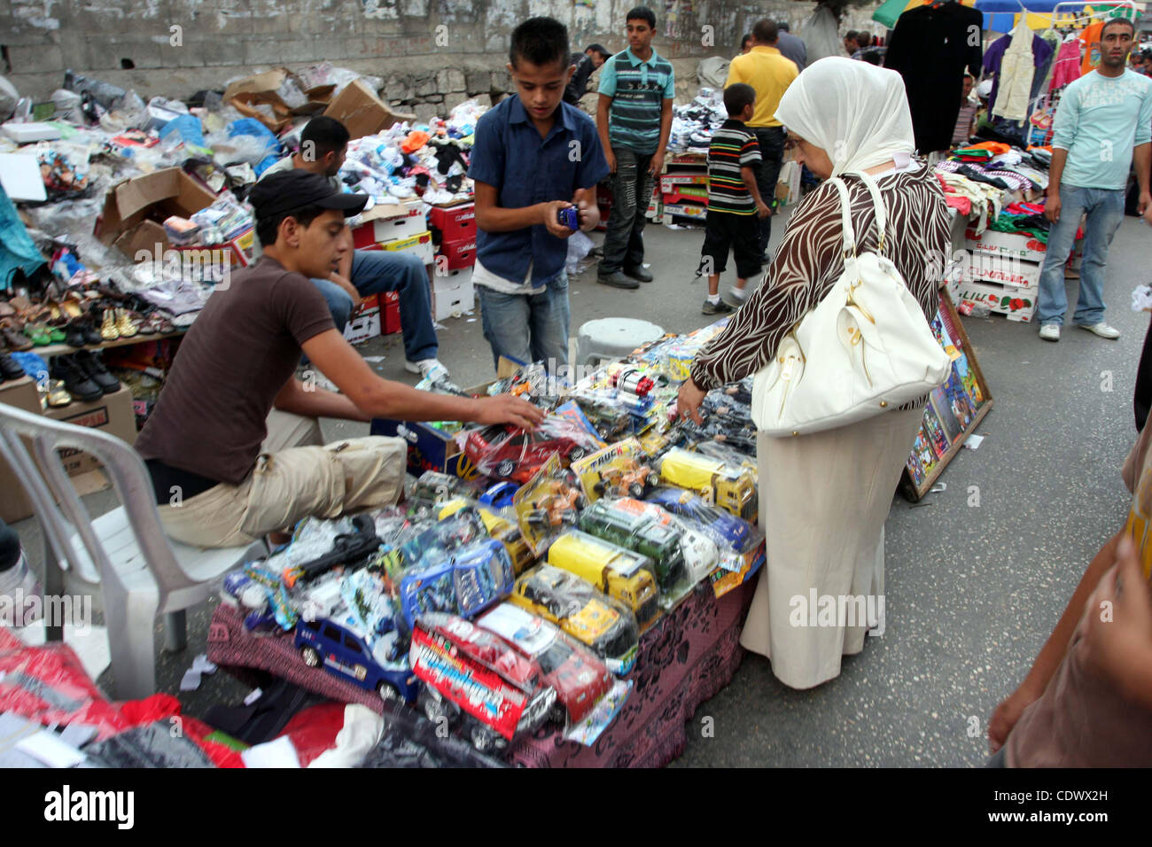 Aug. 29, 2011 - Ramallah, West Bank - Palestinian Muslims shop in ...