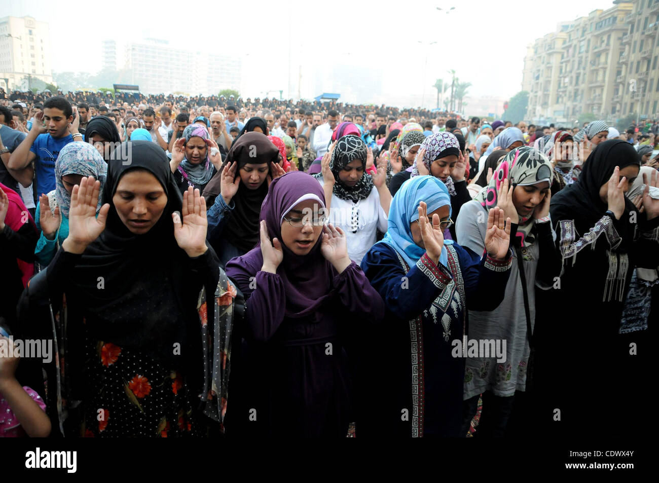 Aug. 30, 2011 - Cairo, Egypt - Egyptian Muslims gather to pray ...