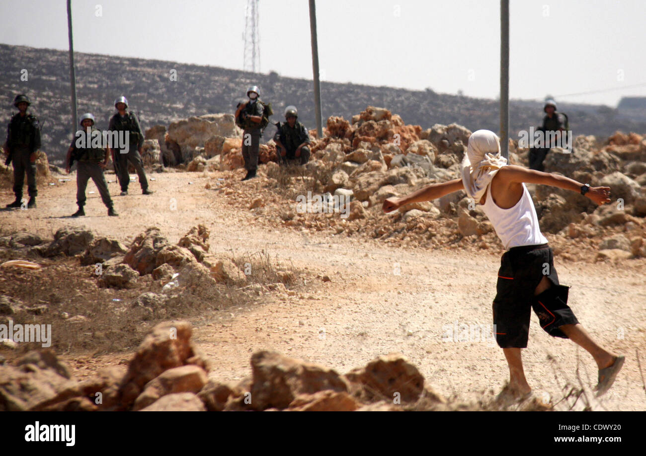Palestinians hurl rocks at Israeli soldiers during clashes at Qusra ...
