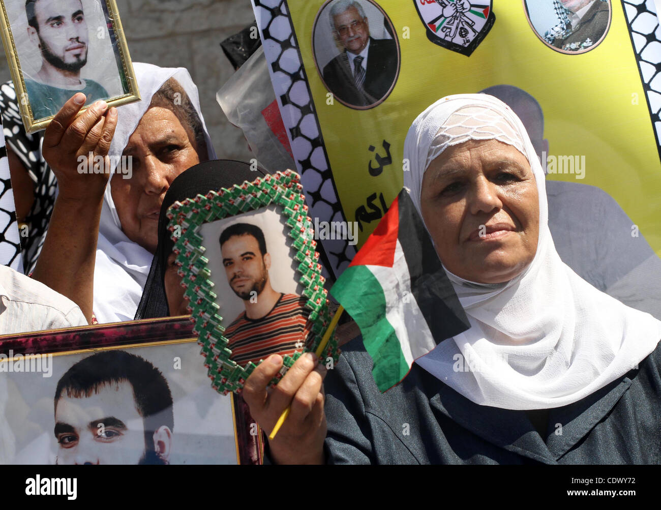 Palestinian Journalists and the relatives of prisoners take part during ...