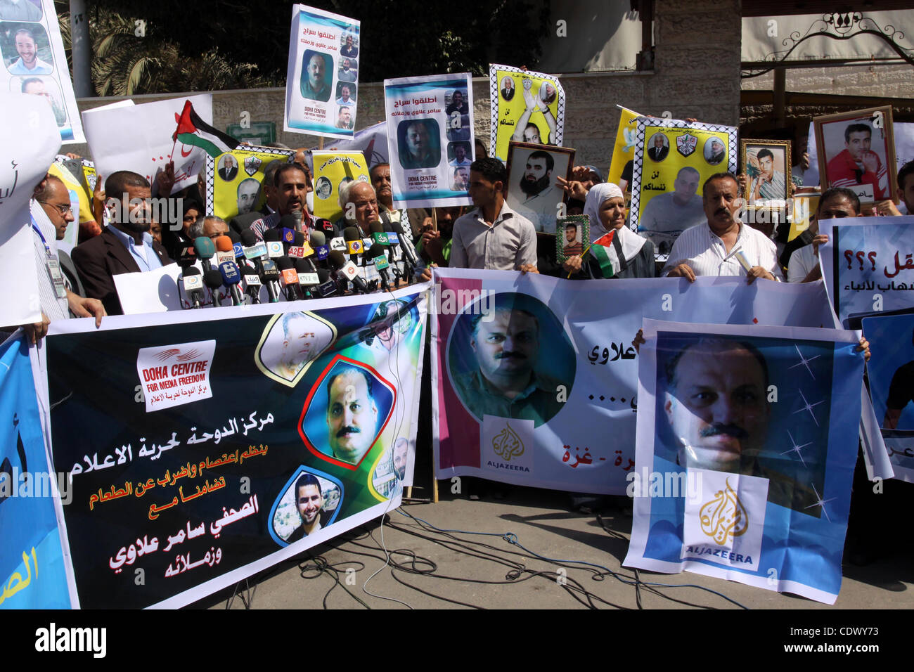 Palestinian Journalists and the relatives of prisoners delivers speech ...