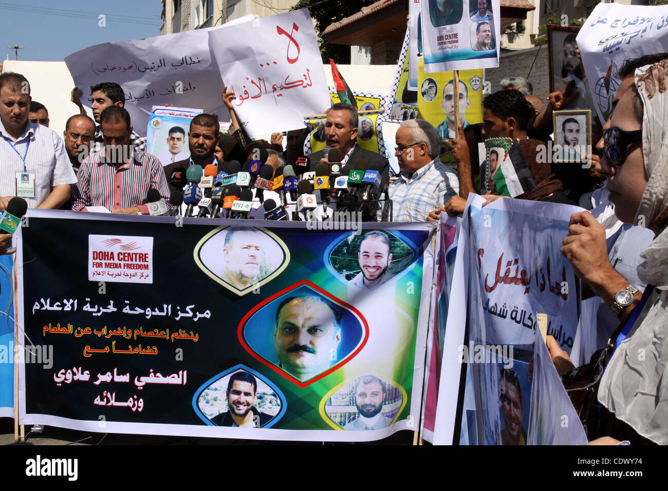 Palestinian Journalists and the relatives of prisoners delivers speech ...