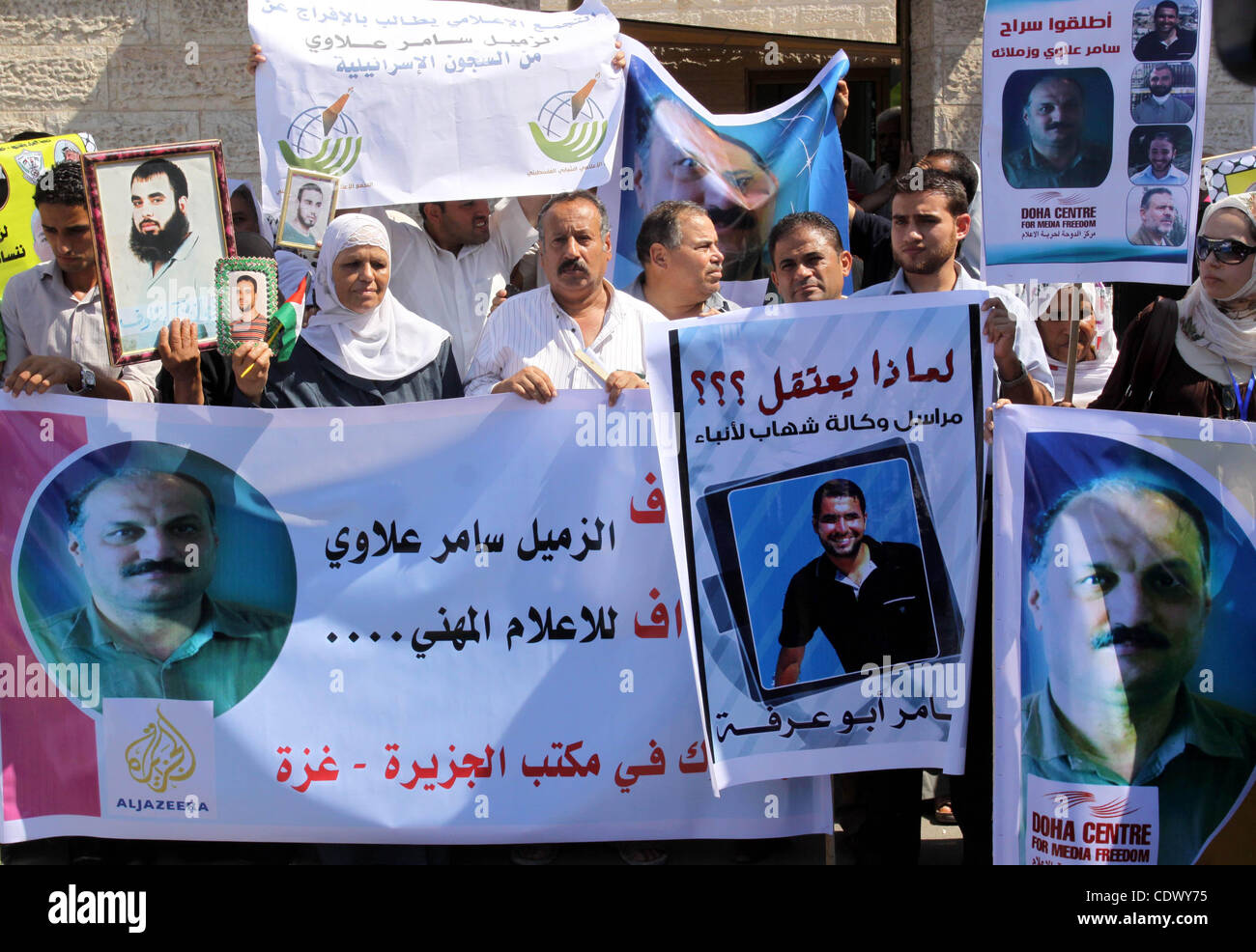 Palestinian Journalists and the relatives of prisoners take part during ...