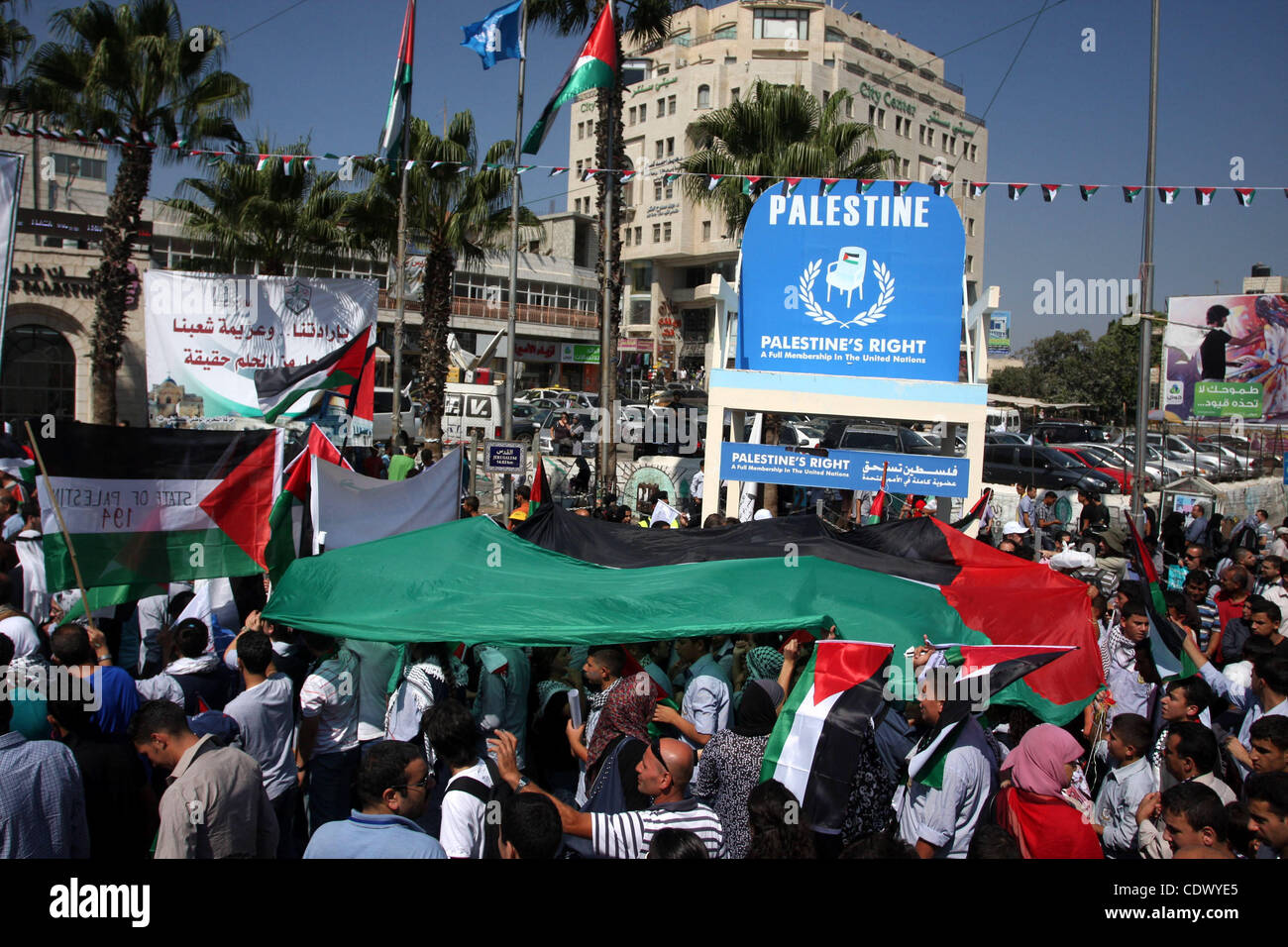 Palestinians participate in a rally in support of the Palestinian bid ...