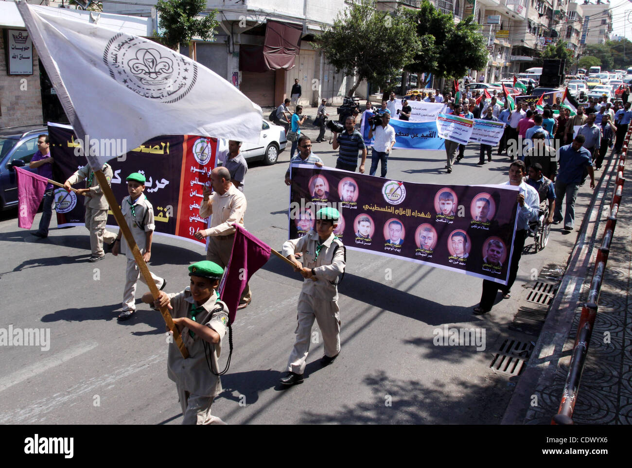 Memebers of the Palestinian journalist bloc and journalists take part ...