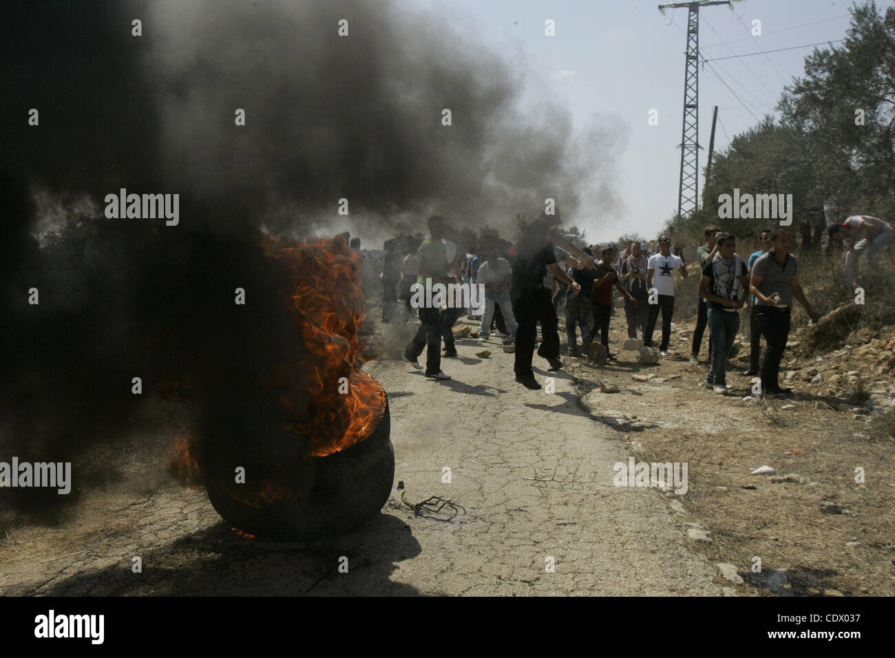 Palestinian stone throwers clash with Israeli soldiers on September 30 ...
