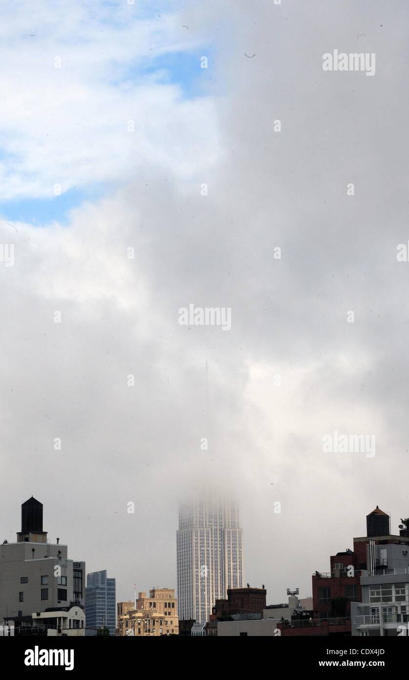 Sept. 7, 2011 - Manhattan, New York, U.S. - Clouds and fog swirl around ...