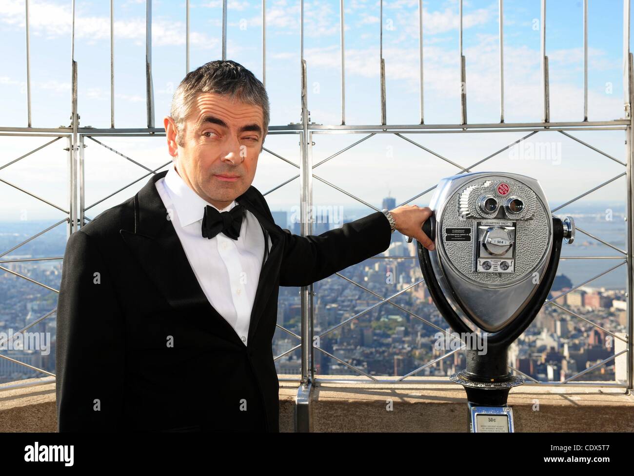 Rowan atkinson s hi-res stock photography and images - Alamy