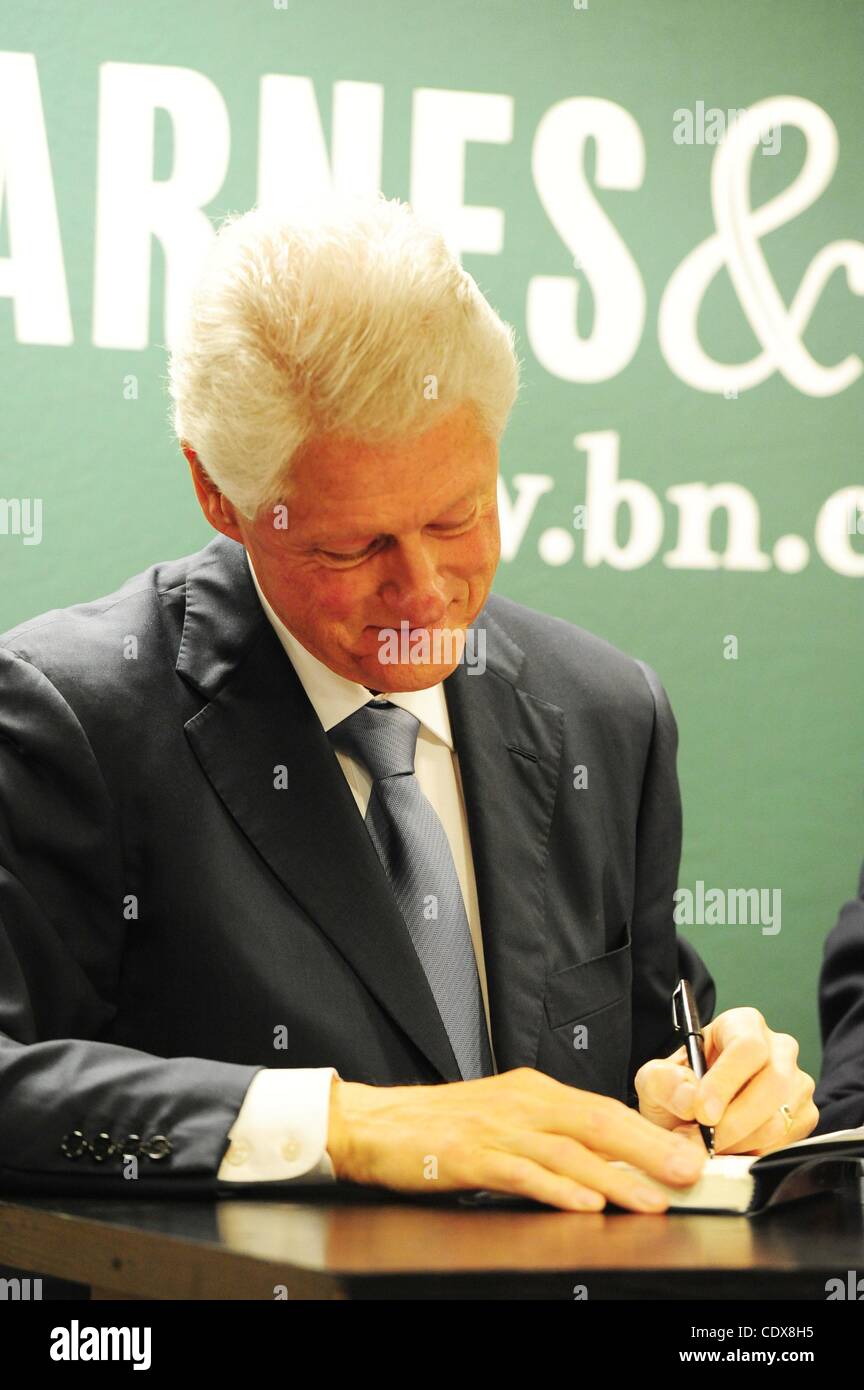 Nov. 8, 2011 - New York, New York, U.S. - Former President BILL CLINTON ...