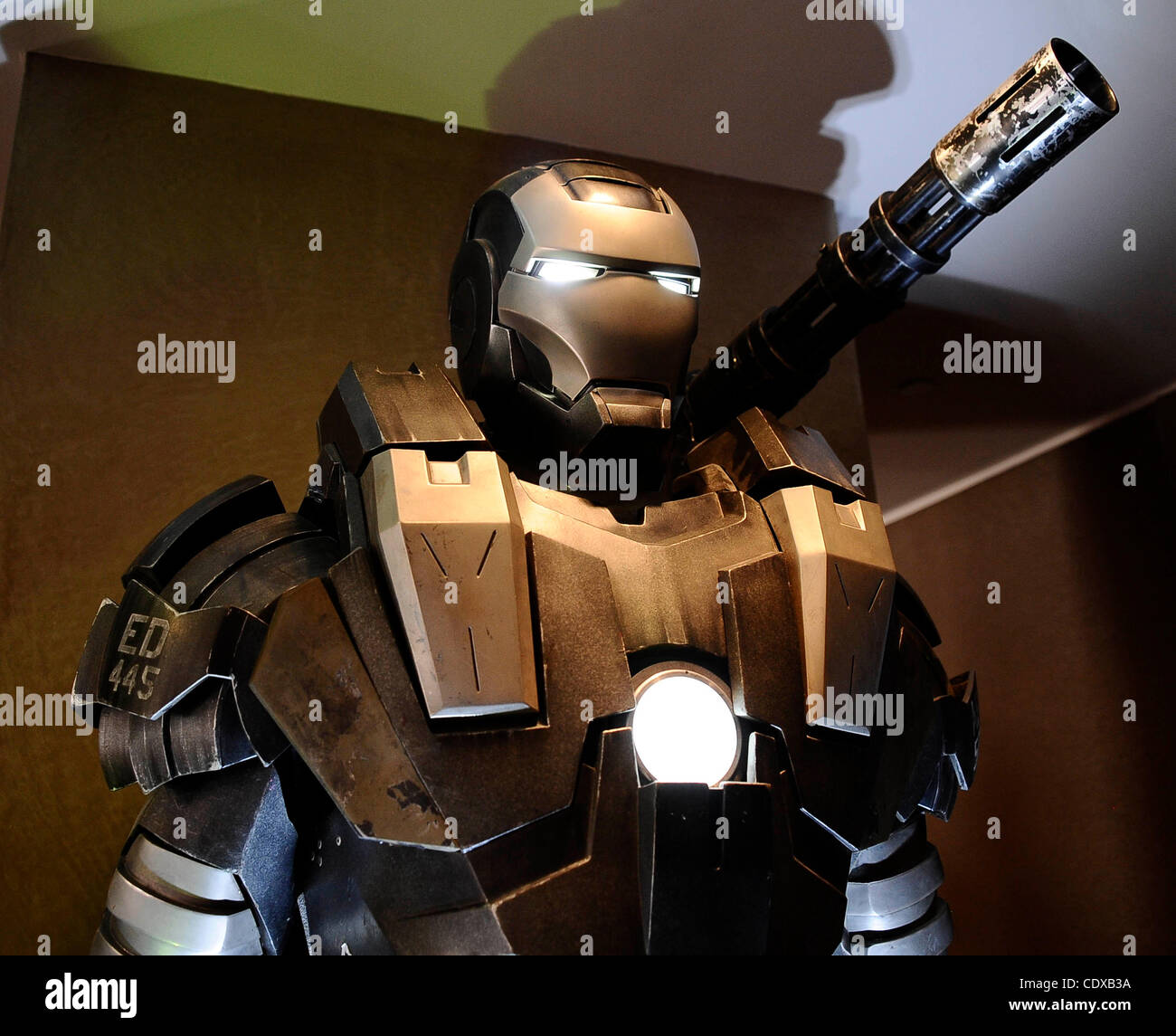 Tv props hi-res stock photography and images - Alamy