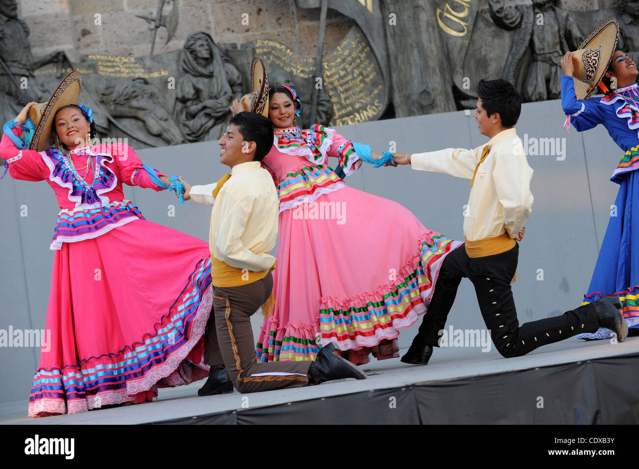 Folklorico dancers hi-res stock photography and images - Alamy