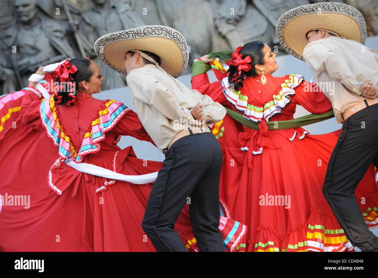 Mexico ballet folklorico dancers hi-res stock photography and images ...