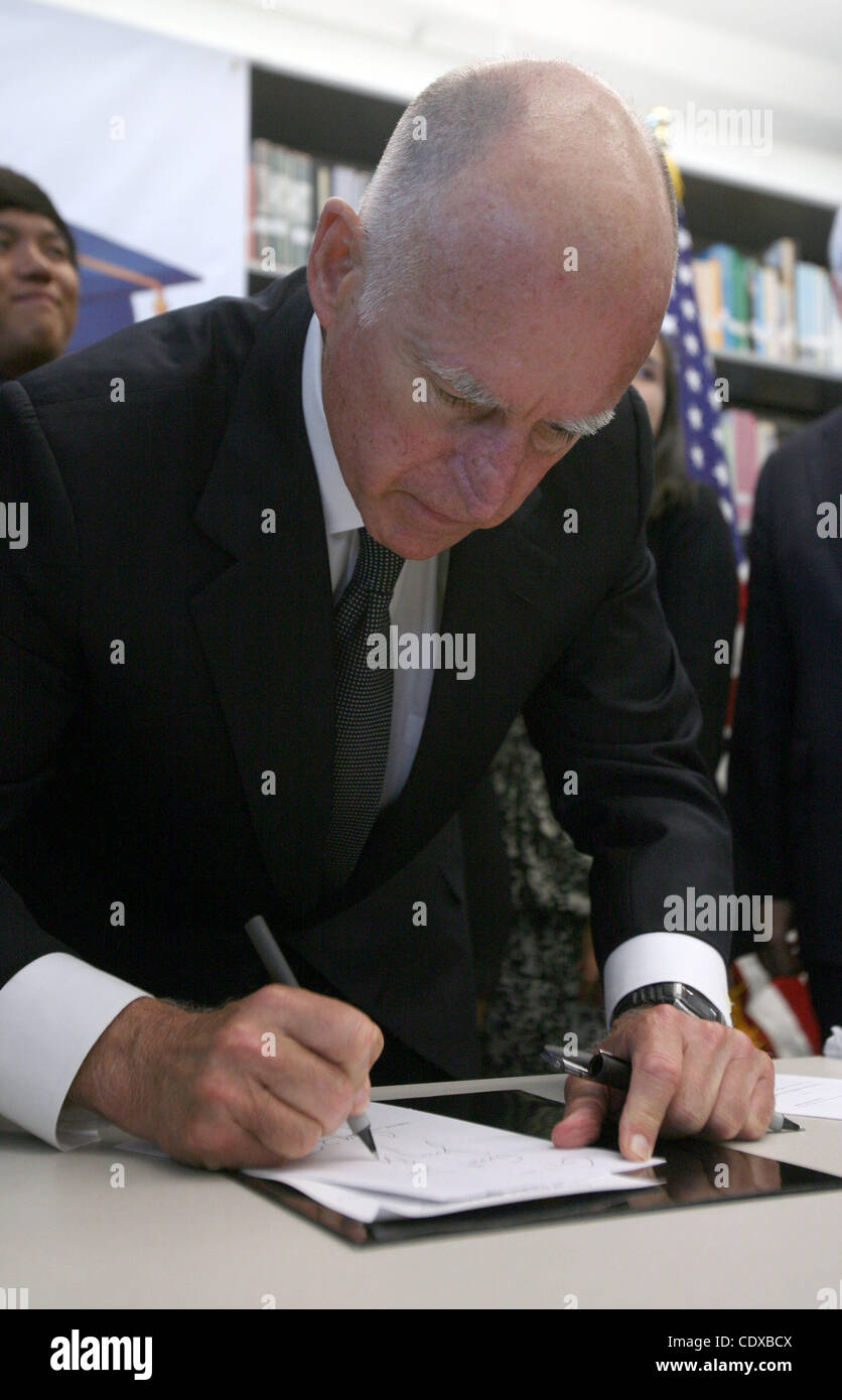 Jerry brown 2001 hi-res stock photography and images - Alamy