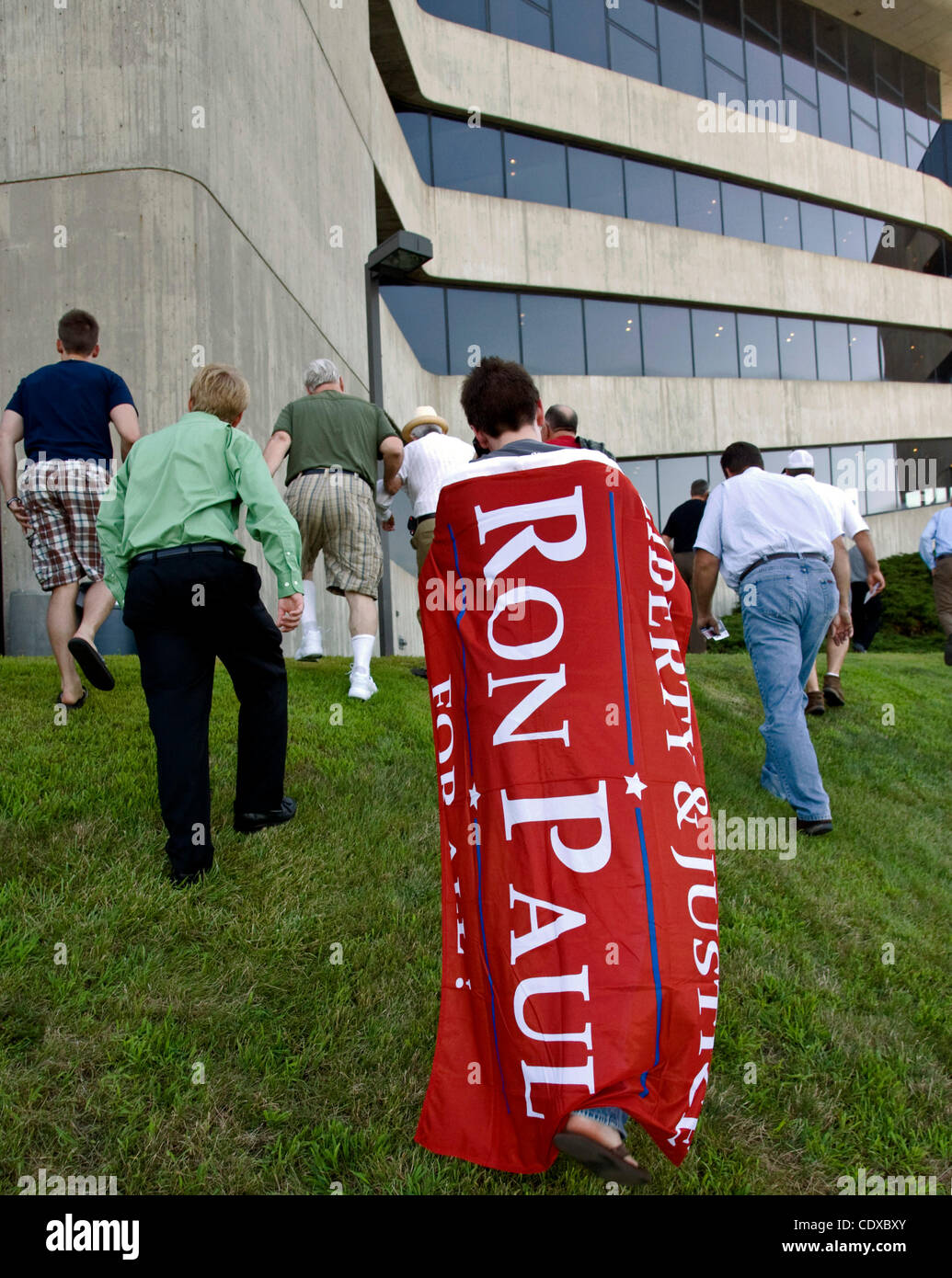 Aug. 11, 2011 - Ames, Iowa, USA - Ticket holders stream towards ...
