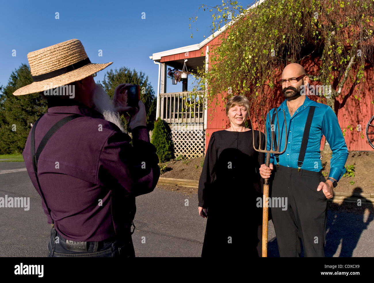 American gothic pose hi-res stock photography and images - Alamy