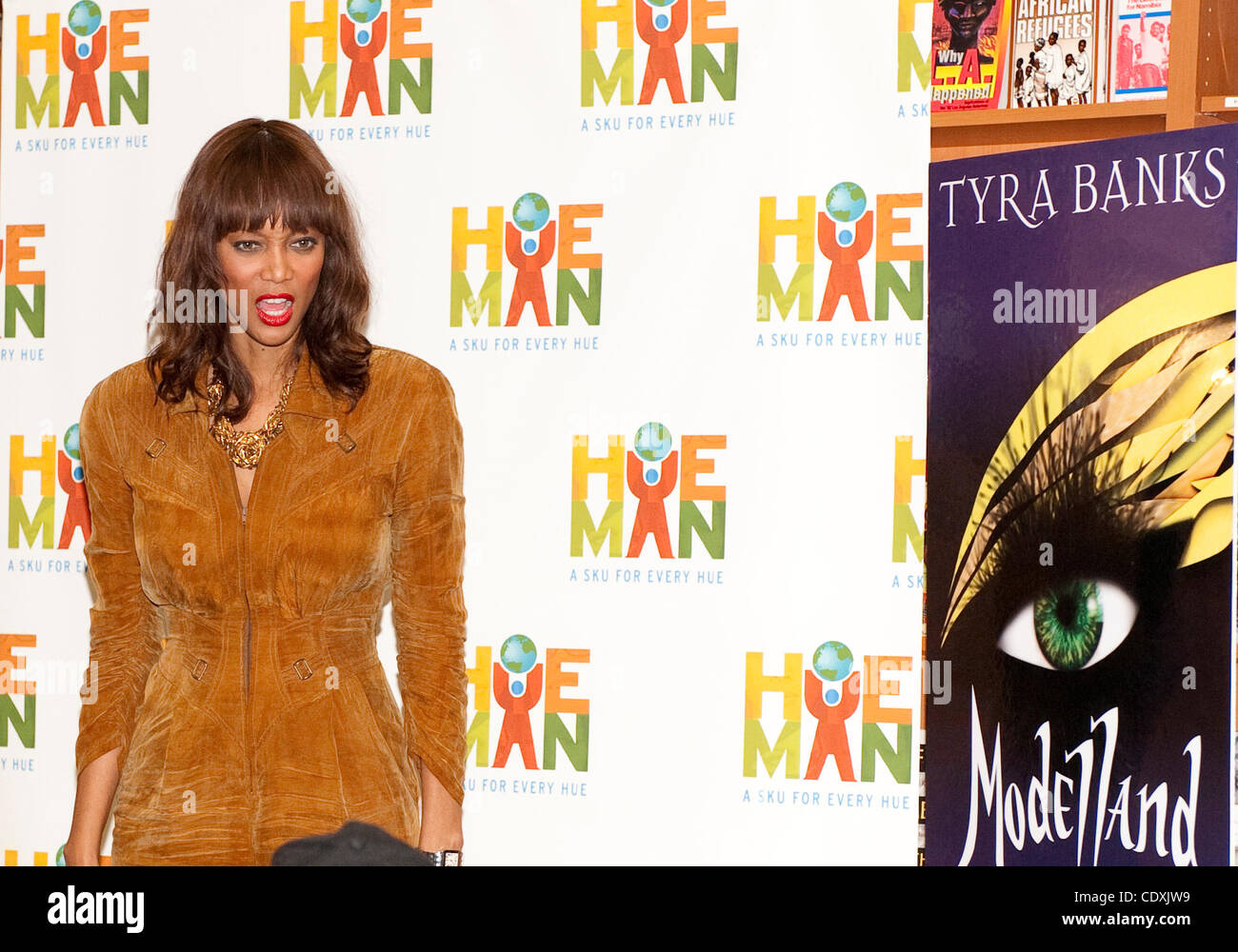 Tyra banks modelland book signing hi-res stock photography and images ...