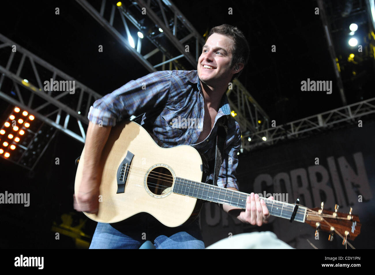 Easton corbin performing hi-res stock photography and images - Alamy
