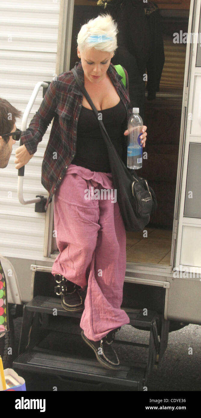 Oct. 18, 2011 - New York, New York, U.S. - Singer PINK leaves her ...