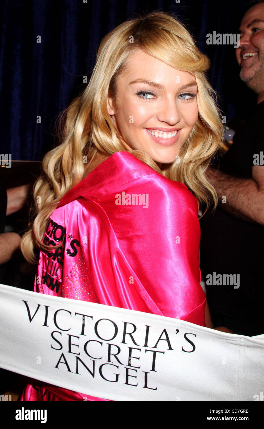 Nov. 9, 2011 - New York, New York, U.S. - Model CANDICE SWANEPOEL ...