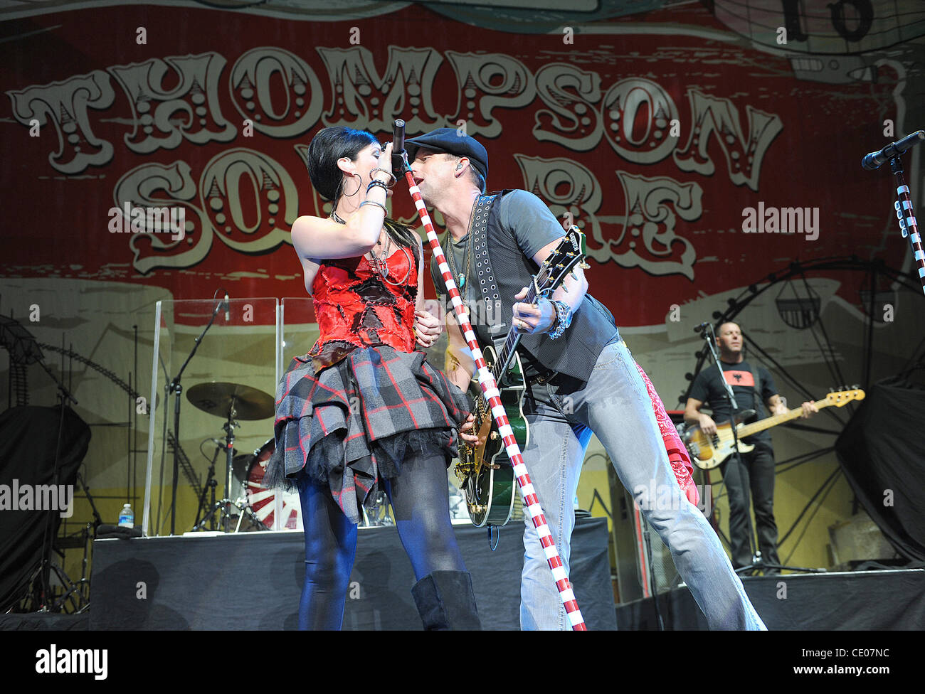 Thompson square performs hi-res stock photography and images - Alamy