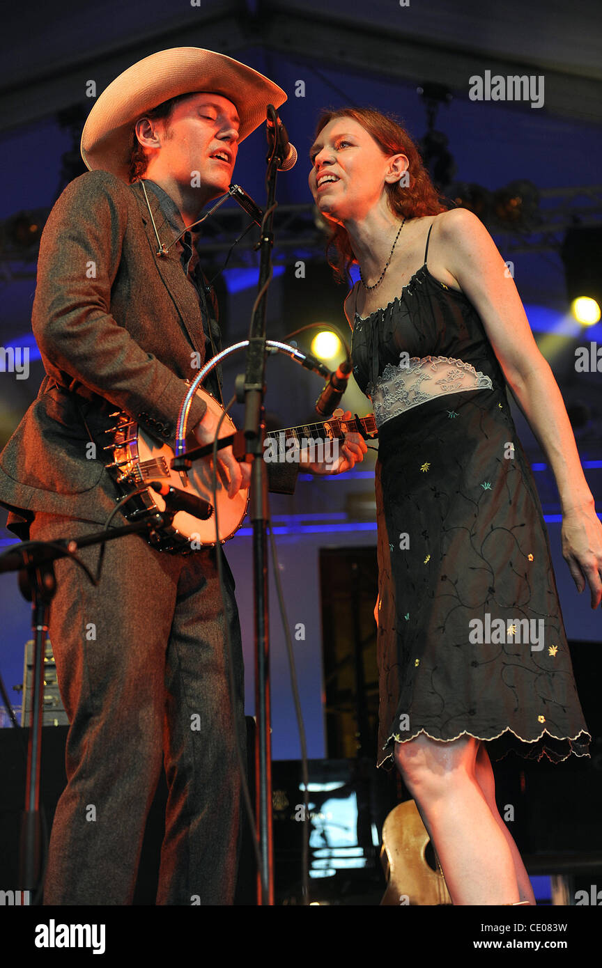 David rawlings performs hi-res stock photography and images - Alamy